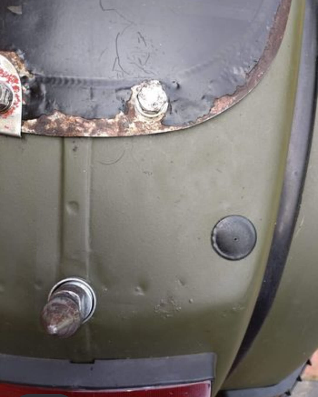 Modern Vespa : Removing the rear shock mount without removing the fuel tank