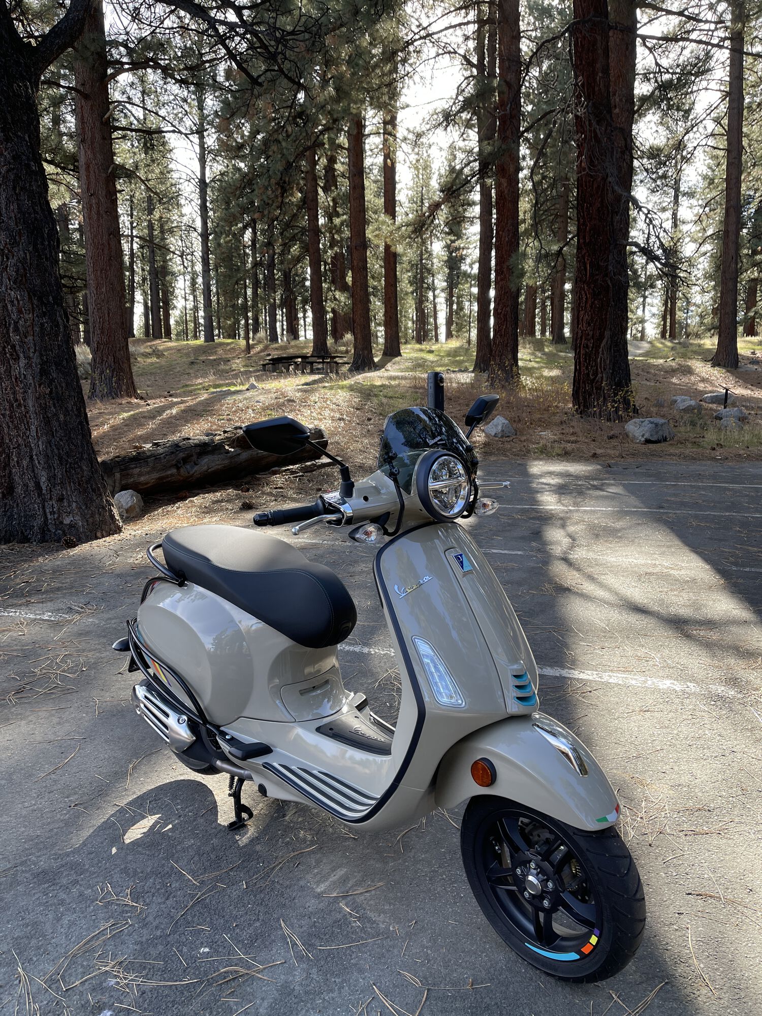 Modern Vespa : 2024 Vespa Primavera S 150 in Beige Avvolgente