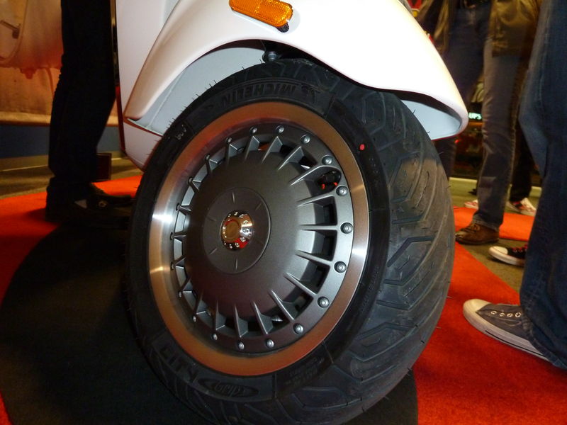 Modern Vespa : 946 Rollout....LA Style!