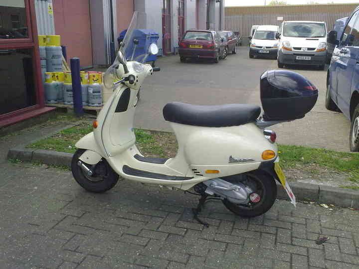 Modern Vespa : My 125 ET4 has landed!!!