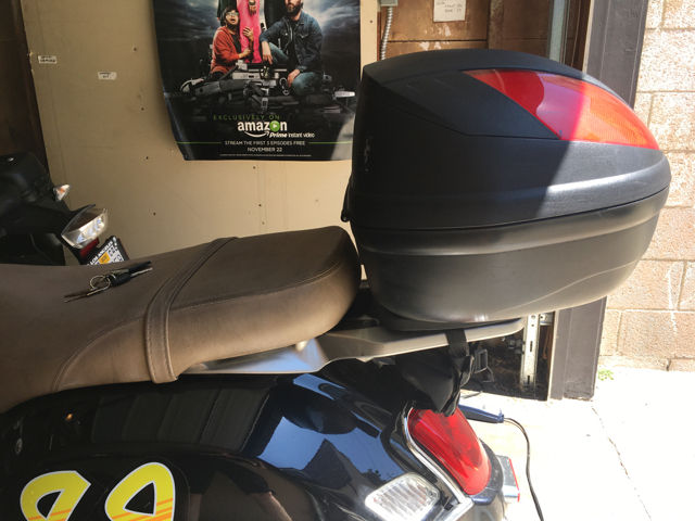 Modern Vespa : GT200 givi case - back rest bar -pet carrier?