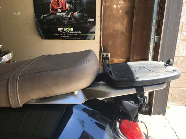 Modern Vespa : GT200 givi case - back rest bar -pet carrier?