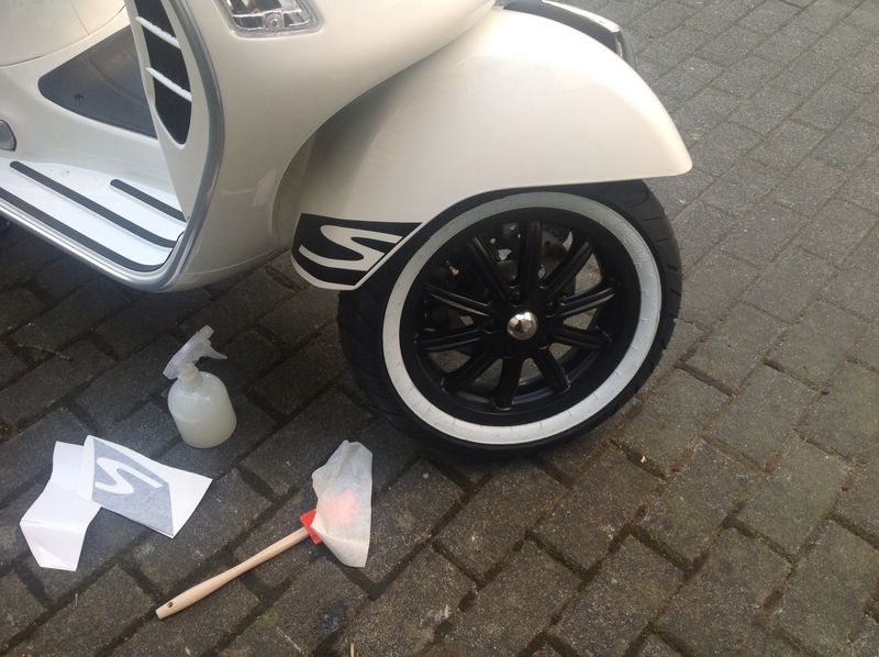 Modern Vespa : Whitewall tires