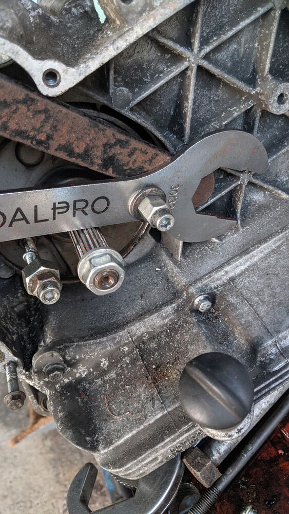 Modern Vespa : Anywhere in UK that hires out Vespa special tools?