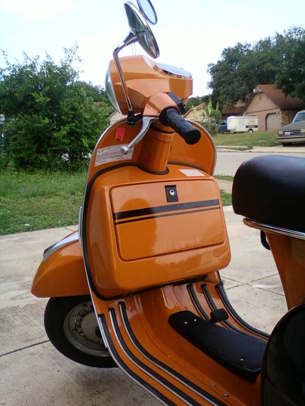 Modern Vespa : GTS reflective racing stripes