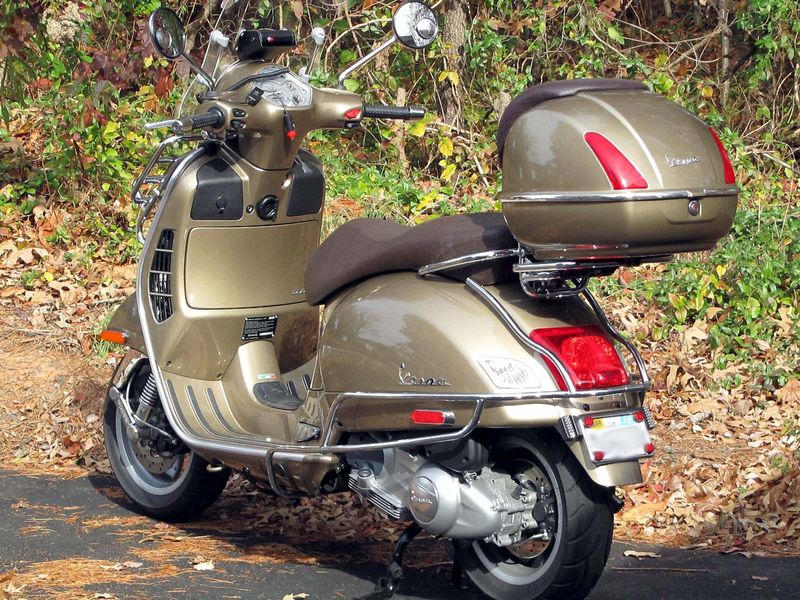 Modern Vespa : Top box ...yuk!