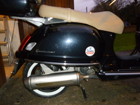 Modern Vespa : Powder coated wheels and new whitewall tyres- Photos