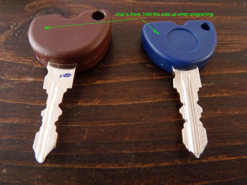 Modern Vespa : Crafting a spare key for a 2004 ET4 150 from the master key