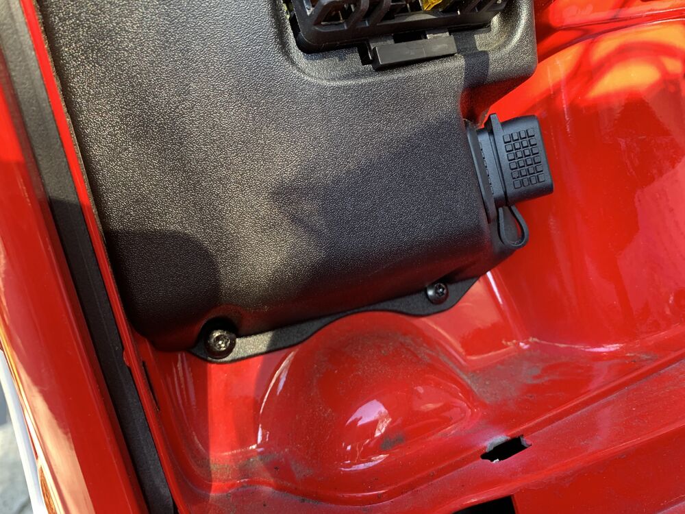 Modern Vespa : 300 GTS glove box rim removal?