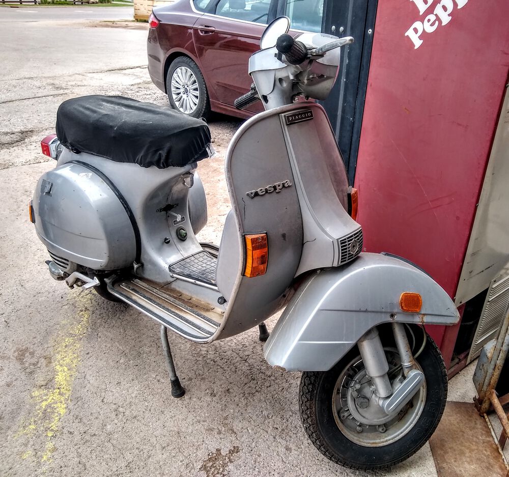 Modern Vespa : A couple of oldies in Deadwood.