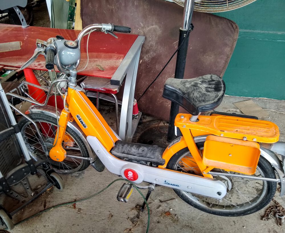 Modern Vespa : A couple of oldies in Deadwood.