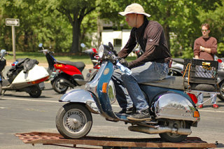 Modern Vespa : Topcase talk