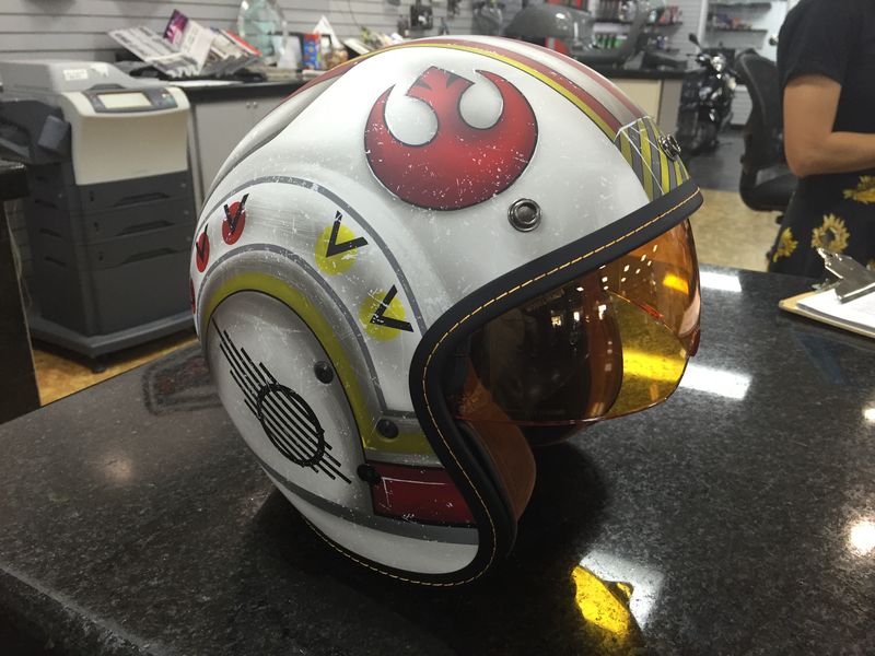 Modern Vespa : Proof: Luke Skywalker rides a Vespa