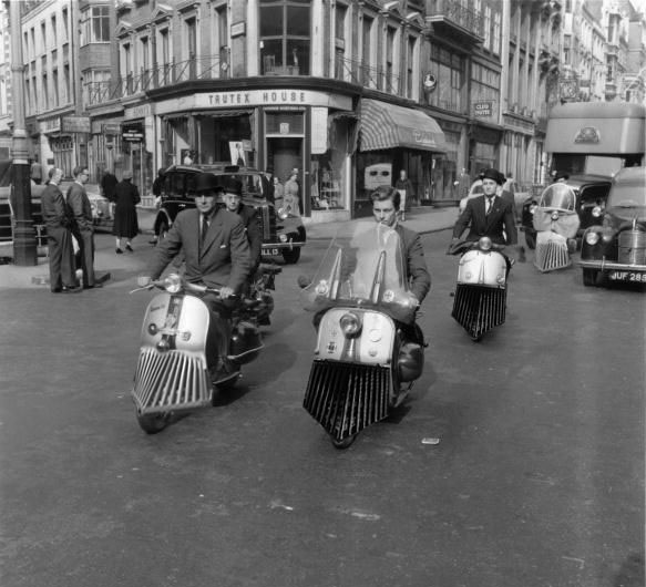 Modern Vespa : Stupid pedestrian behavior