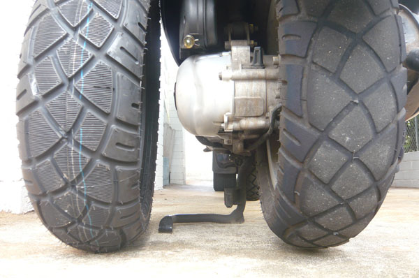 Modern Vespa : How many kms / miles are you getting from your tires...