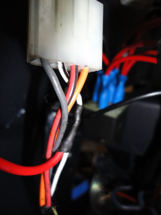 Modern Vespa : Heated grips and power outlet wiring - new solution