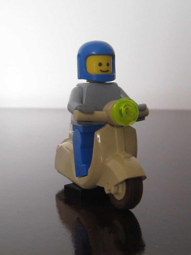 Modern Vespa : NMVR - Lego scooters!
