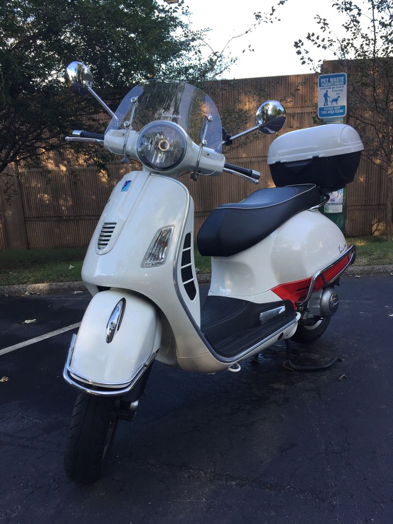 Modern Vespa : 2009 Vespa GTS 250 with 10k miles