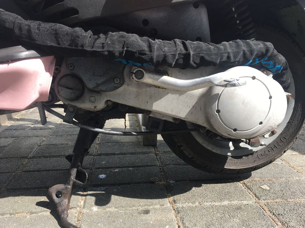 Modern Vespa : Red fluid leaking from engine