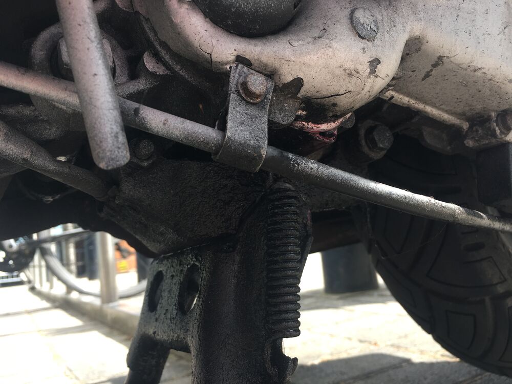 Modern Vespa : Red fluid leaking from engine