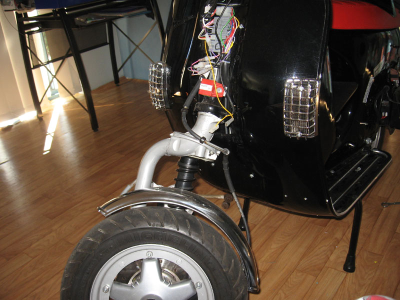 Modern Vespa : Getting hydraulic disk cable down through fork