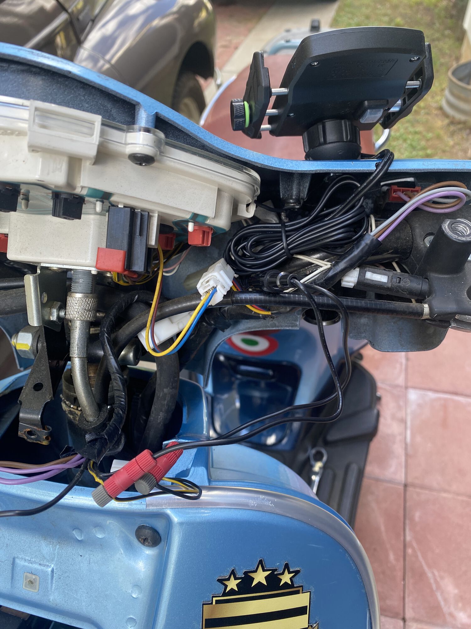 Modern Vespa : Where is your cellphone when you're riding?