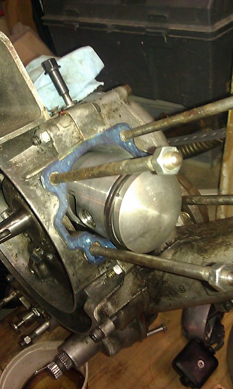 Modern Vespa : Engine seal replacement job begun..