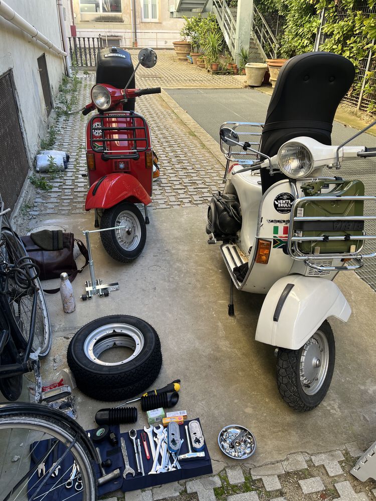 Modern Vespa : Preparing for a looong roadtrip....