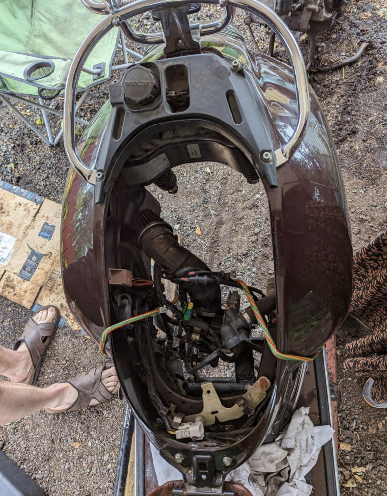 Modern Vespa : Oil leak repair