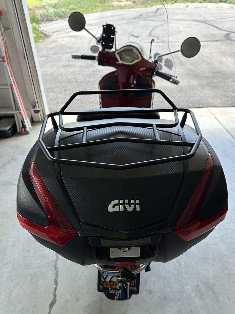 Modern Vespa : Fixed rack + GiVi top case