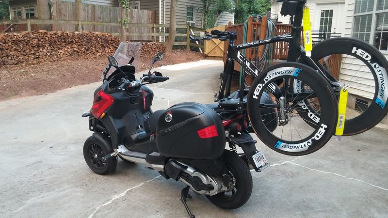 Modern Vespa : MP3-500 with 2x2 Cycles Bike Rack
