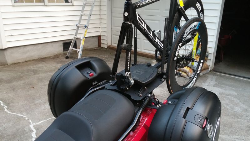 Modern Vespa : MP3-500 with 2x2 Cycles Bike Rack