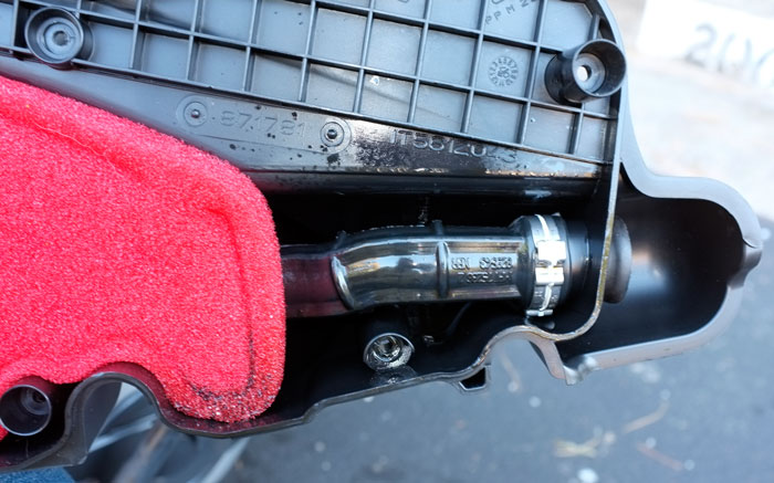 Modern Vespa : Why does the engine blow oil out the breather pipe?