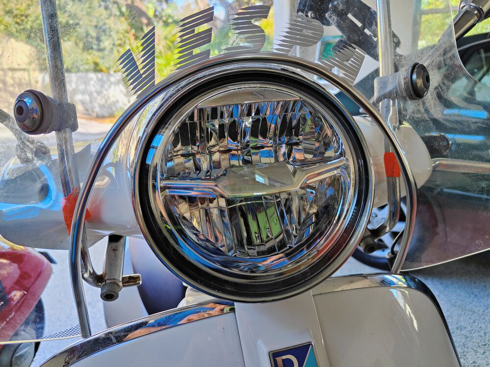Modern Vespa : Waiting on the back