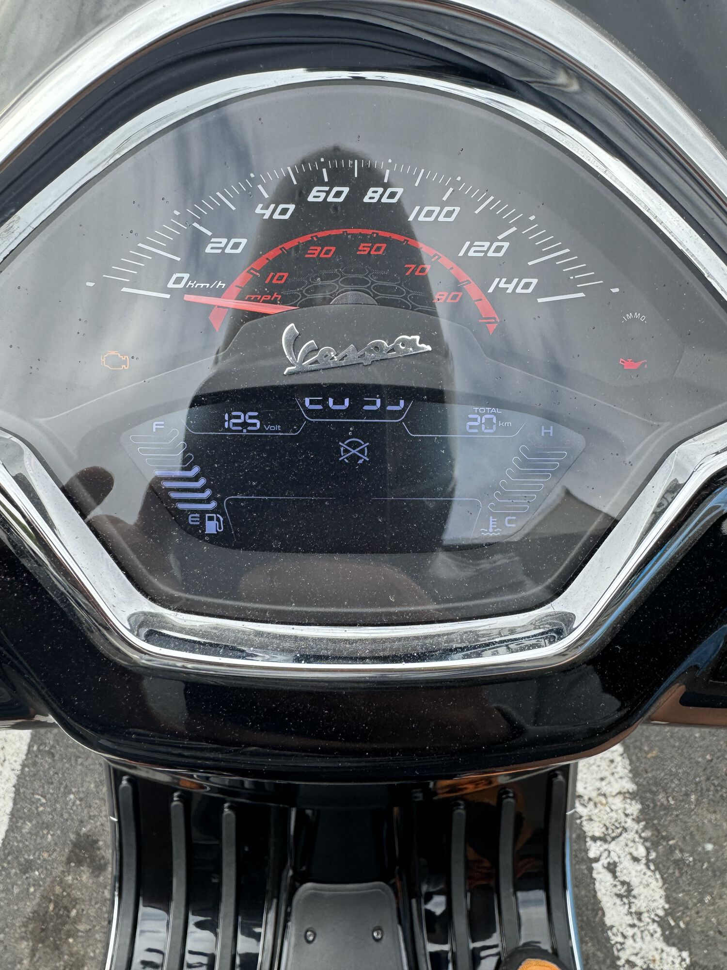 Modern Vespa : hidden speedometer