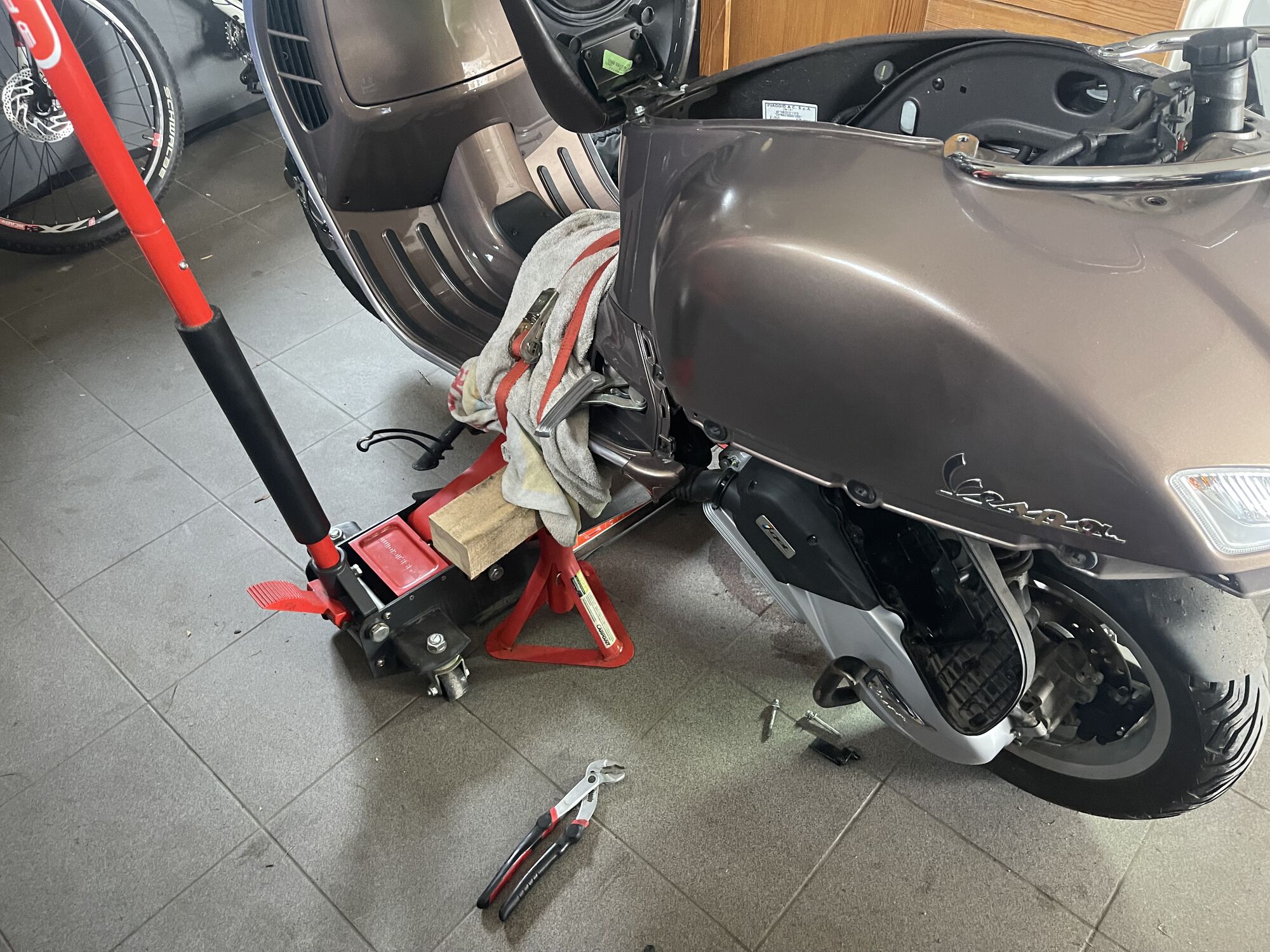 Modern Vespa : Valve adjustment GTS125 I-get