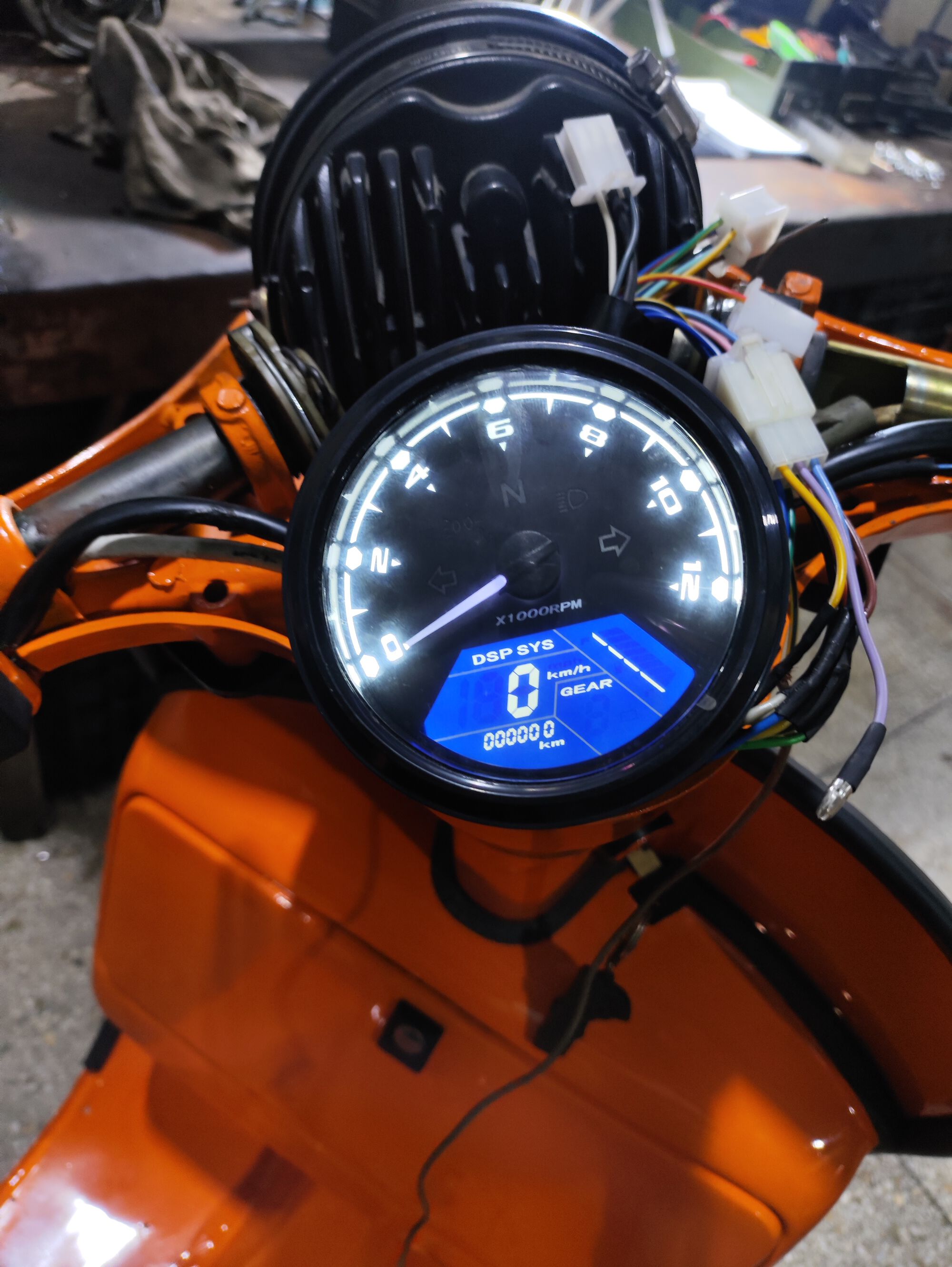 Modern Vespa : Does anyone had installed this tachometer?