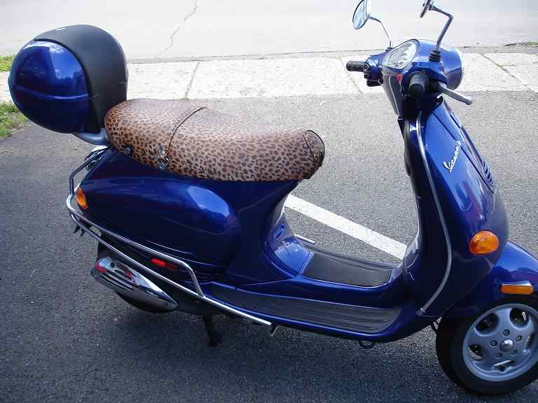 Modern Vespa : My first Vespa with a custom leopard seat