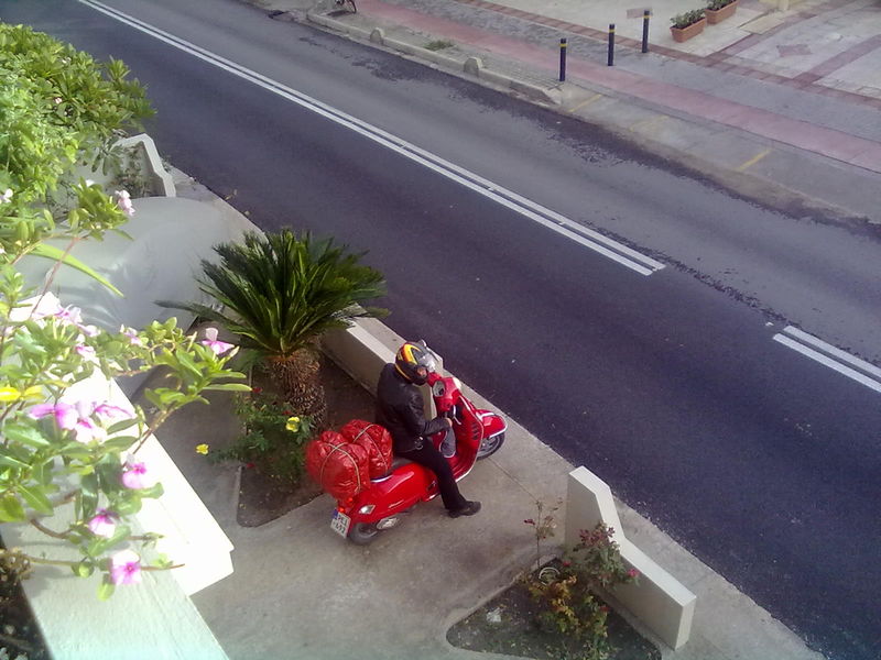 Modern Vespa : the crazy looks the red first