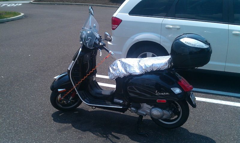 Modern Vespa : Disc lock reminder cable