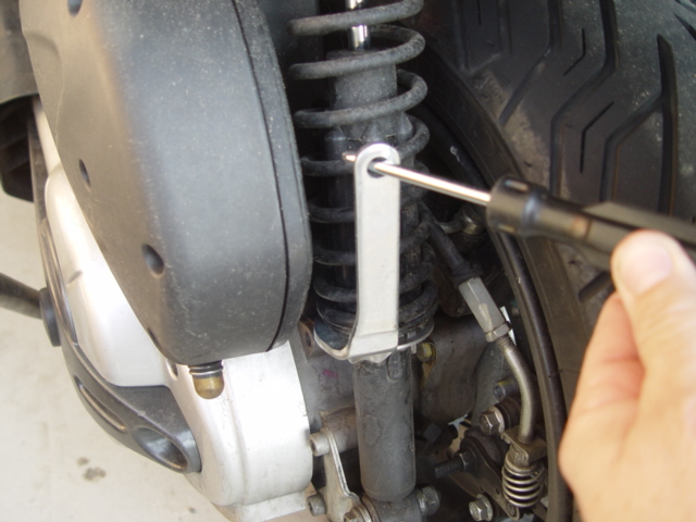 Modern Vespa : Better Shock Adjustment Wrench?
