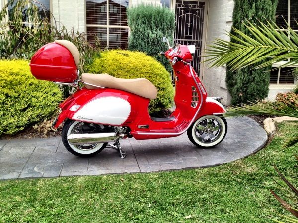 Modern Vespa : Whitewall tires