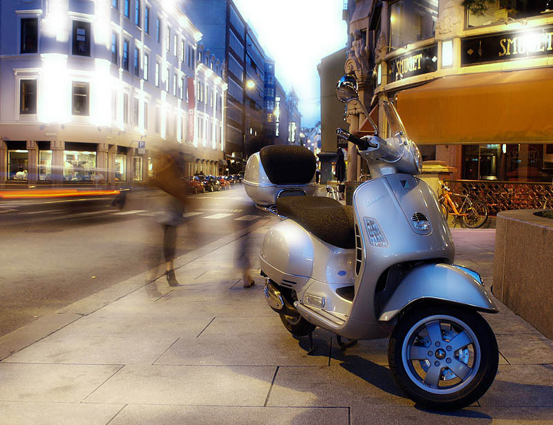 Modern Vespa : Vespa night shots