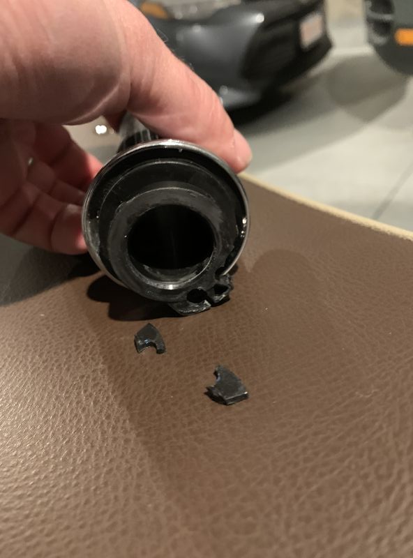 Modern Vespa : GTS 300 snapped throttle cable?