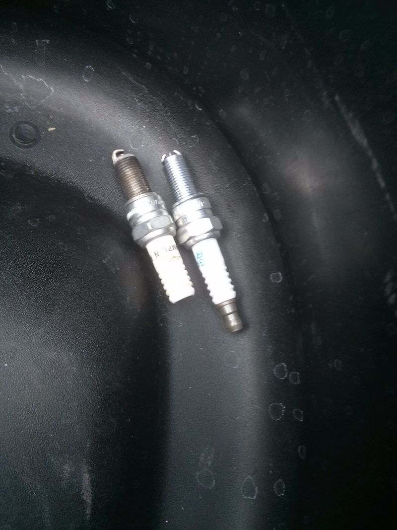 Modern Vespa : Metal tip of spark plug broke off and is inside green boot