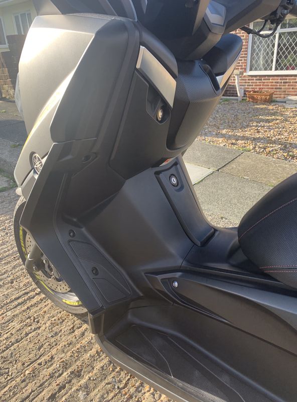 Modern Vespa : Yamaha Xmax vs Kymco Xciting 400