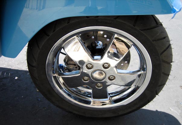 Modern Vespa : chrome wheels.