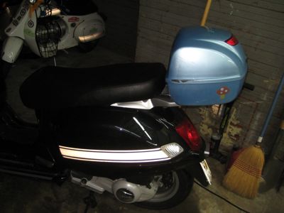 Modern Vespa : LX topcase fits on a GT200 Factory Rack. FACT or FICTION?