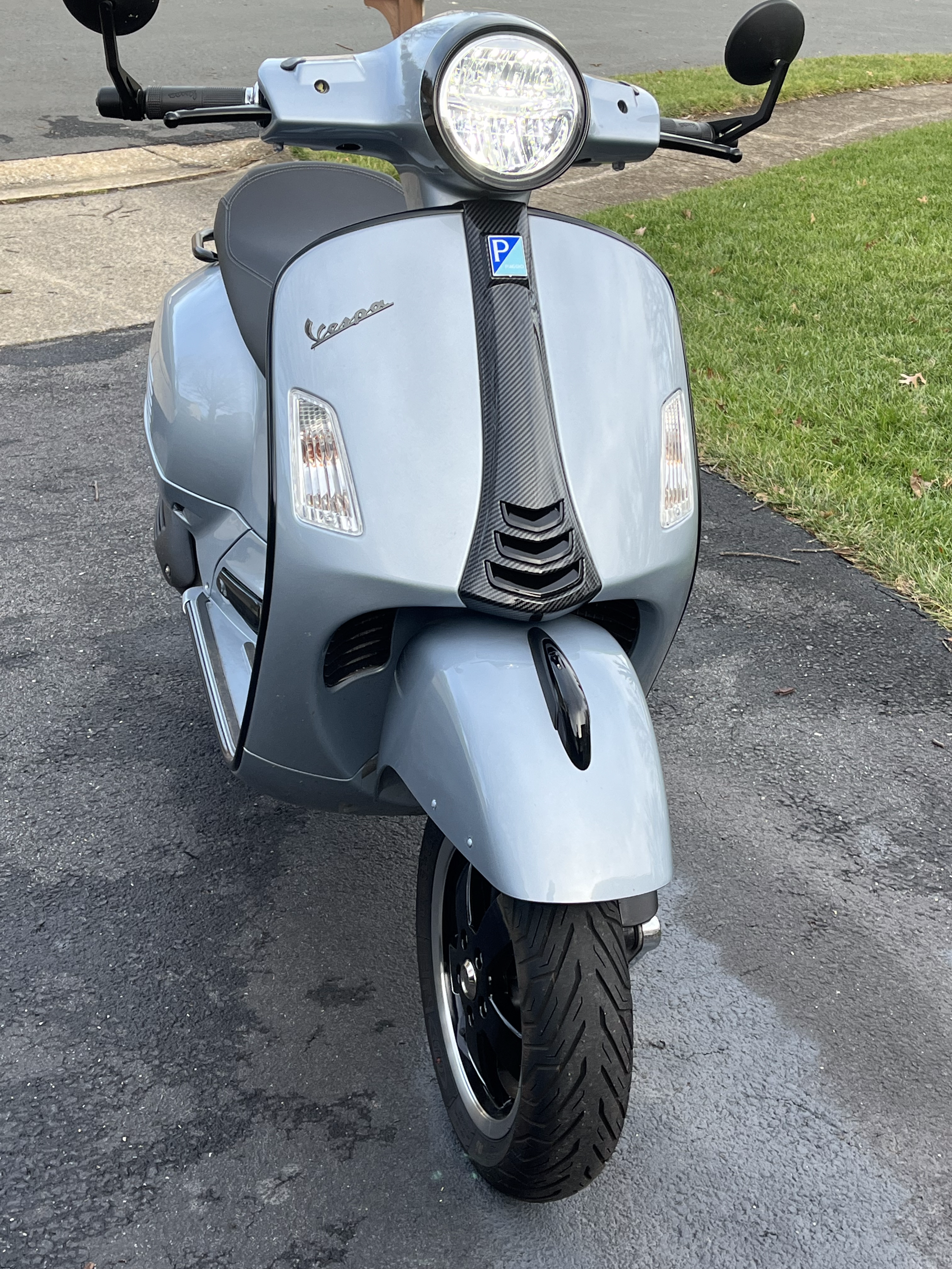 Modern Vespa : More black trim parts....