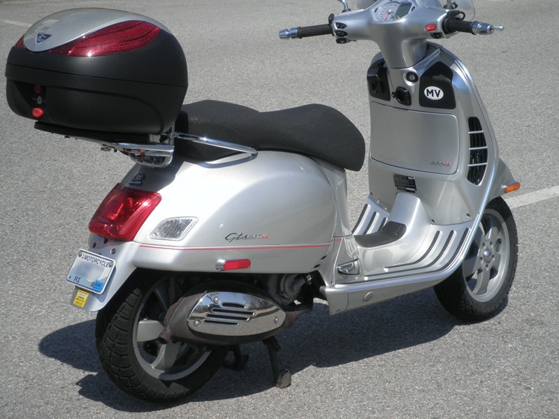 Modern Vespa : Here's Little Bug in full Modern Vespa Livery.